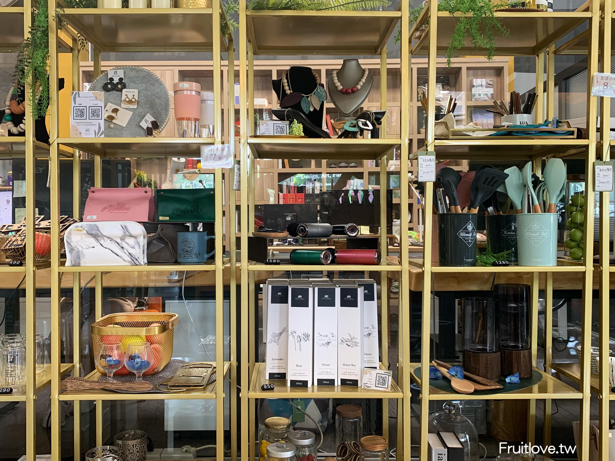 Rhino Cafe 犀牛咖啡-台中咖啡〉與室內設計結合的特色咖啡廳，內用消費不限時-台中南區美食/ 寵物友善咖啡廳 @果果愛Fruitlove