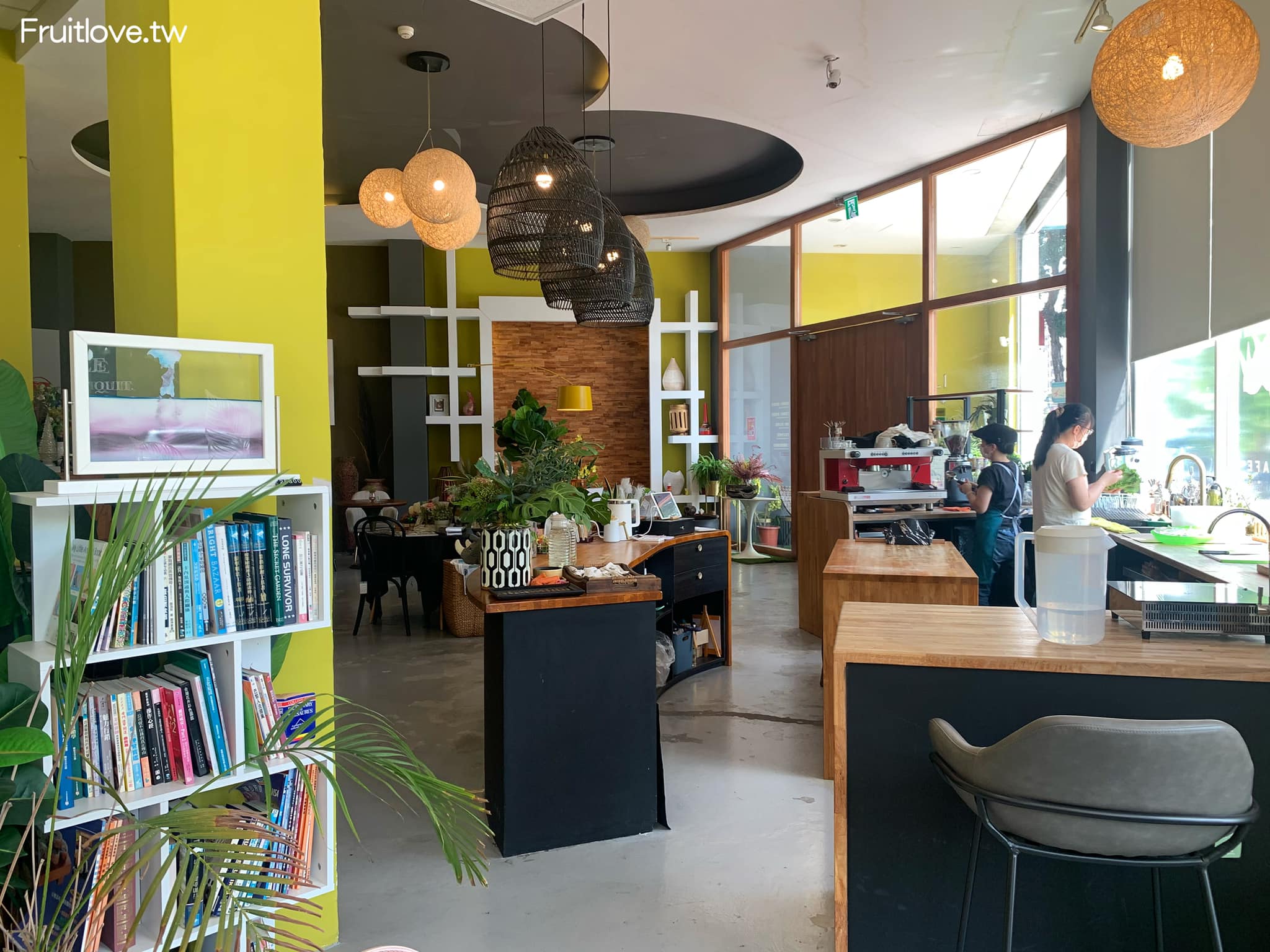 Rhino Cafe 犀牛咖啡-台中咖啡〉與室內設計結合的特色咖啡廳，內用消費不限時-台中南區美食/ 寵物友善咖啡廳 @果果愛Fruitlove